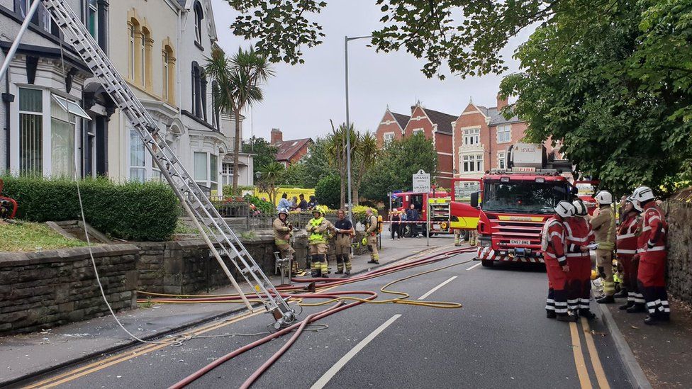 Eight rescued from house fire at Uplands, Swansea - BBC News