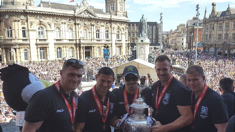Hull FC fans fill city for Challenge Cup victory parade - BBC News