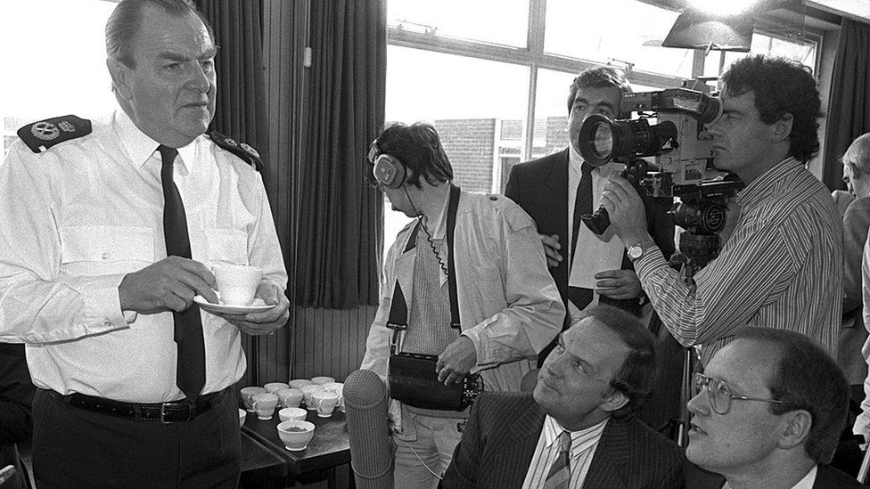 Tributes paid to journalist Austin Hunter - BBC News