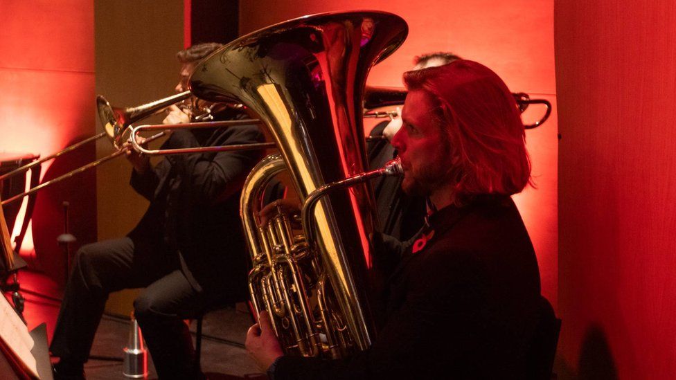 Oriel luniau: Noson y Wal Goch - BBC Cymru Fyw