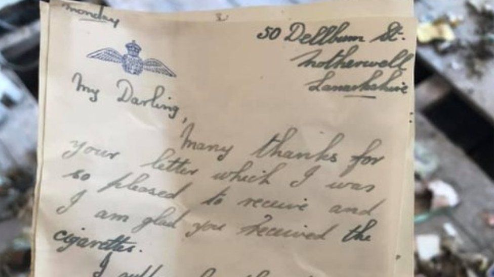 Forgotten WW2 love letters found in wardrobe at empty home - BBC News