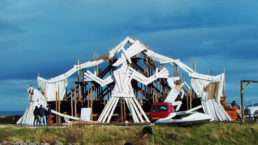Skinningrove Bonfire celebrates local 'greatest showman' - BBC News