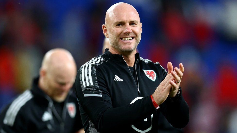 Robert Page: Cytundeb pedair blynedd i reolwr Cymru - BBC Cymru Fyw