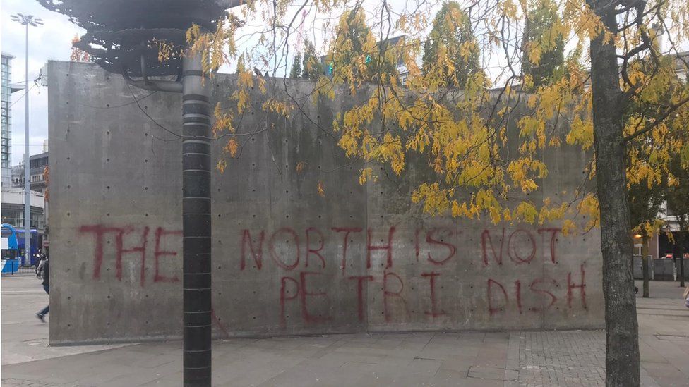 Work to demolish 'monstrous' city wall begins - BBC News