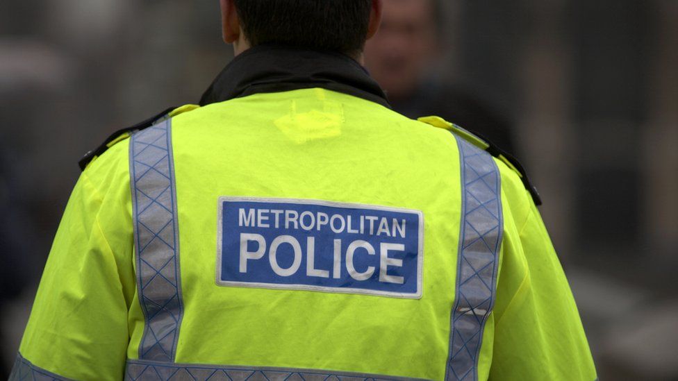 Woolwich stabbing: Murder probe launched after man dies - BBC News
