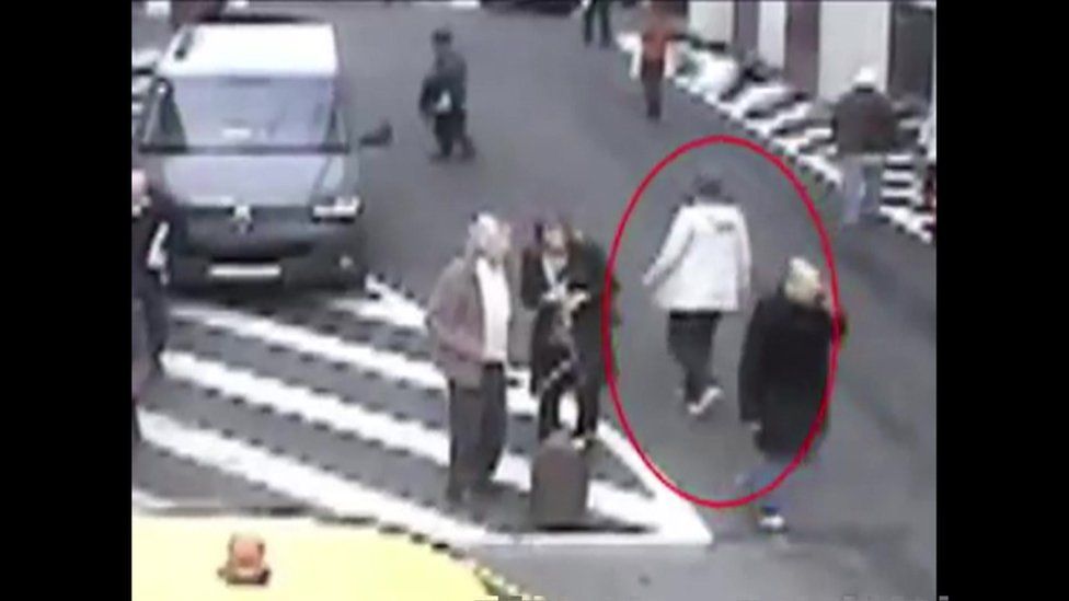 Brussels attacks: New video of airport bombing suspect - BBC News