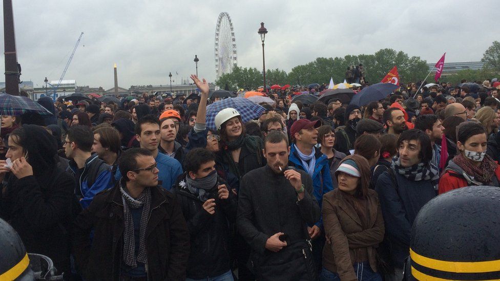 French labour reforms: Government to force plan through - BBC News