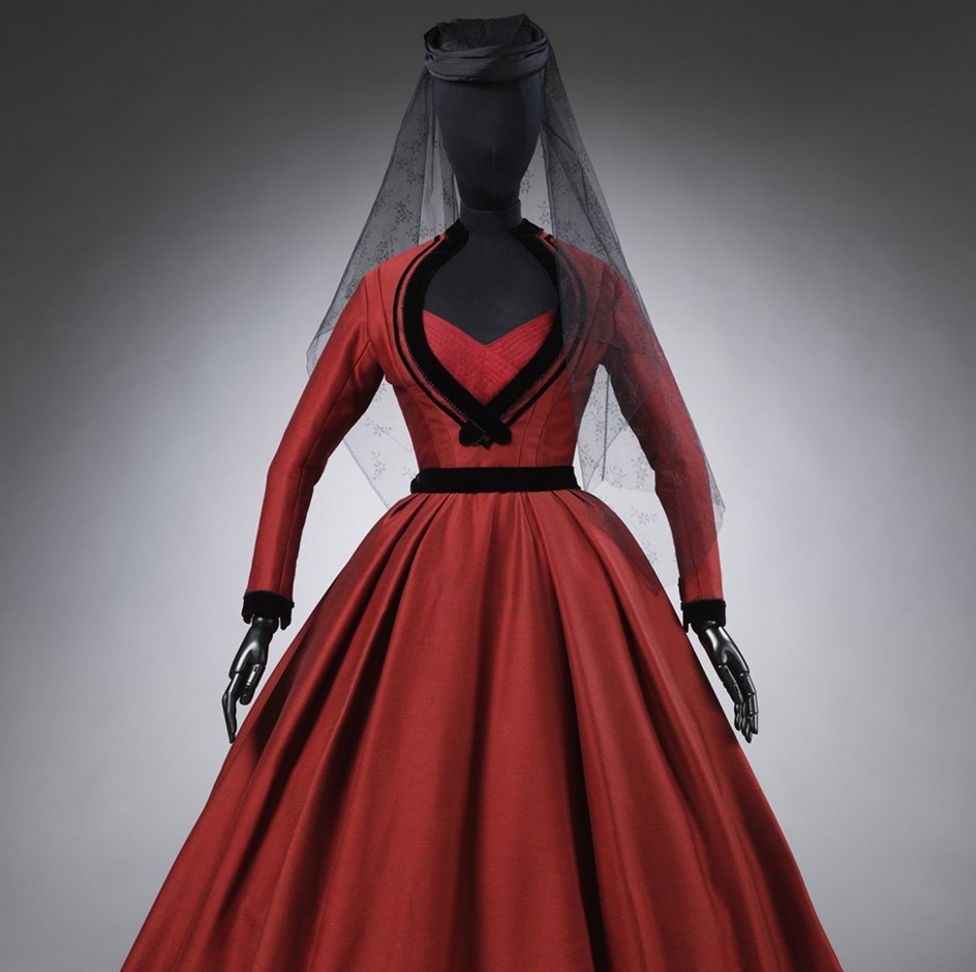 Iconic celebrity 'diva' outfits to go on display in London - BBC News