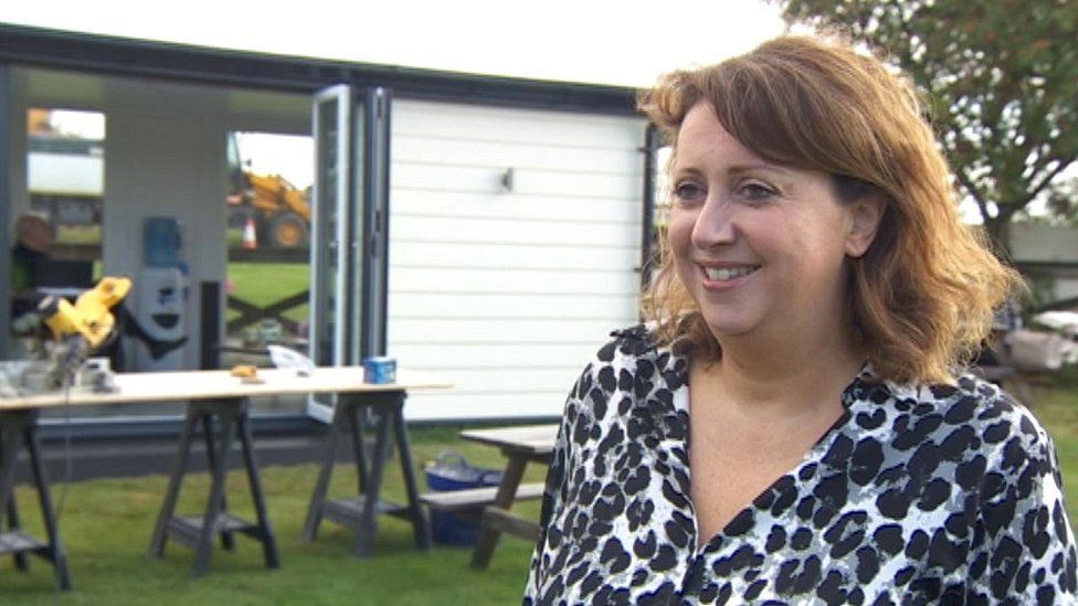 Hull widower, 85, says return to full-time job is 'magic' - BBC News