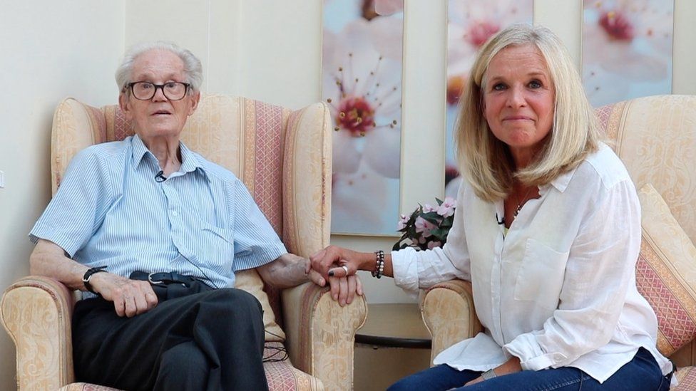 Maldon: Neighbour saves man in garden fire accident - BBC News