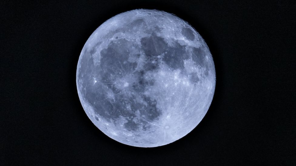 Rare 'blue moon' to enchant Halloween stargazers - BBC News