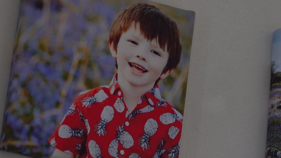 PDA: Y system addysg wedi 'ffaelu' fy mab awtistig - BBC Cymru Fyw