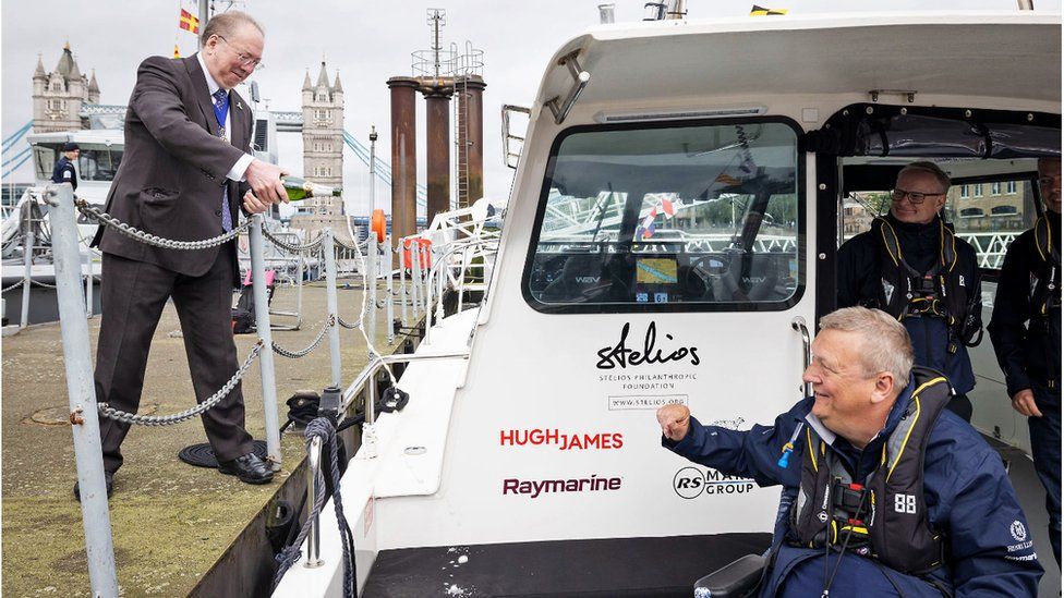 Disabled sailor Geoff Holt begins powerboat charity challenge - BBC News
