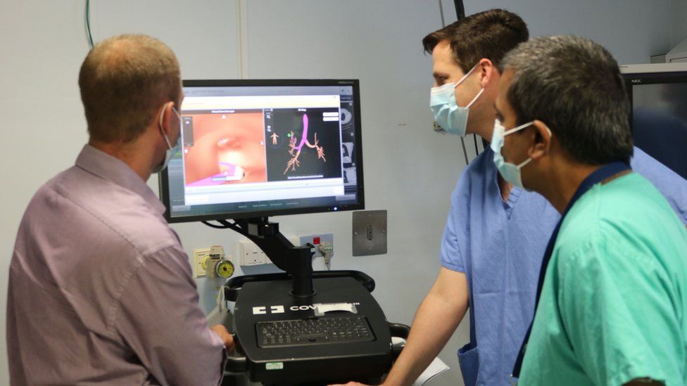 Technoleg newydd i helpu cleifion canser yr ysgyfaint - BBC Cymru Fyw