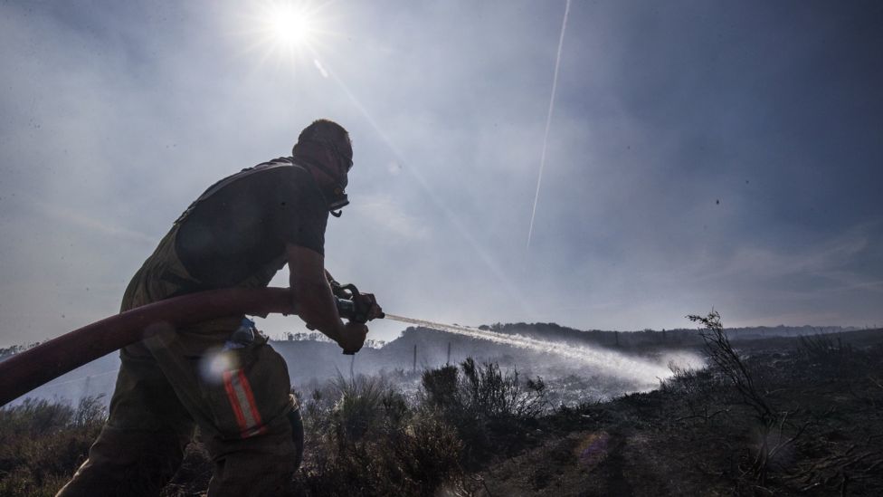 Saddleworth fire: Army will stay on while moorland burns - BBC News