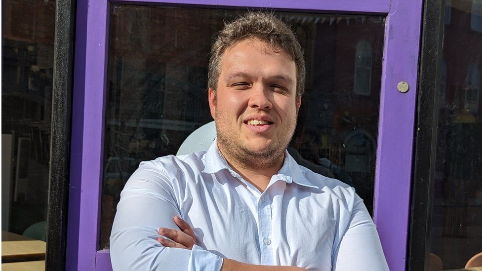 Small firm closures behind rise in liquidations, experts say - BBC News