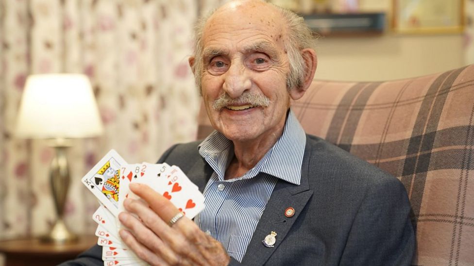 Veteran magician David Berglas dies aged 97 - BBC News