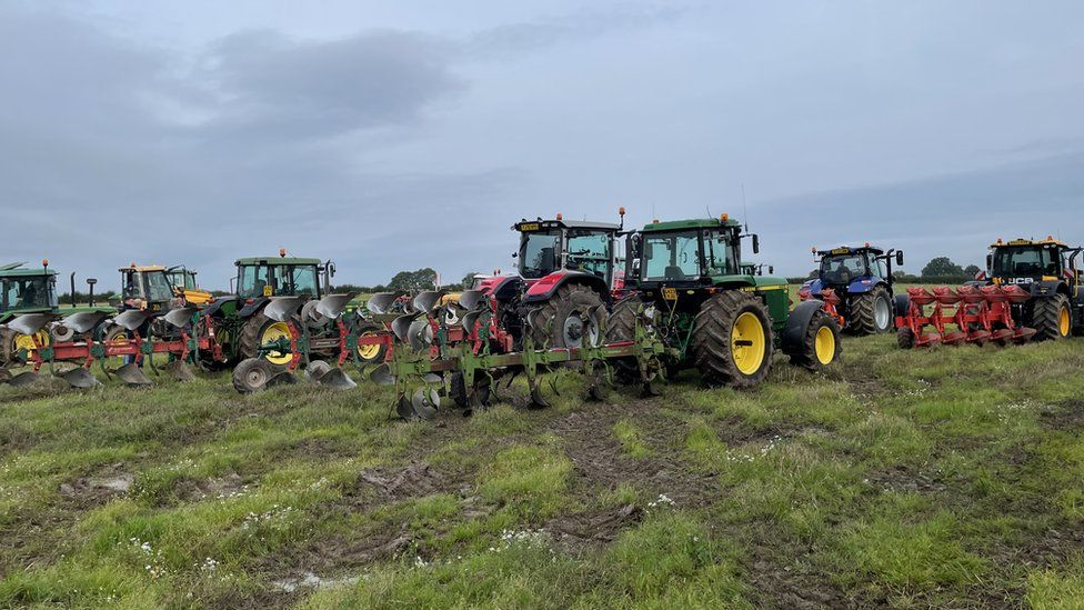 Cubley: Tractors go head-to-head at ploughing contest - BBC News