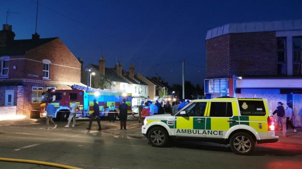 Reading fire: Residents evacuated and homes damaged - BBC News