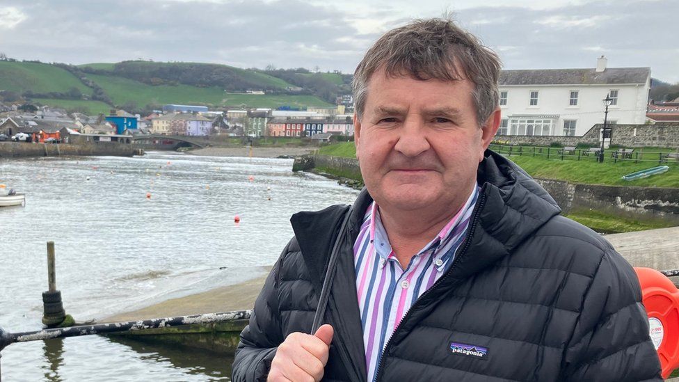 Cyngor Ceredigion yn codi pris angori cwch 30% - BBC Cymru Fyw