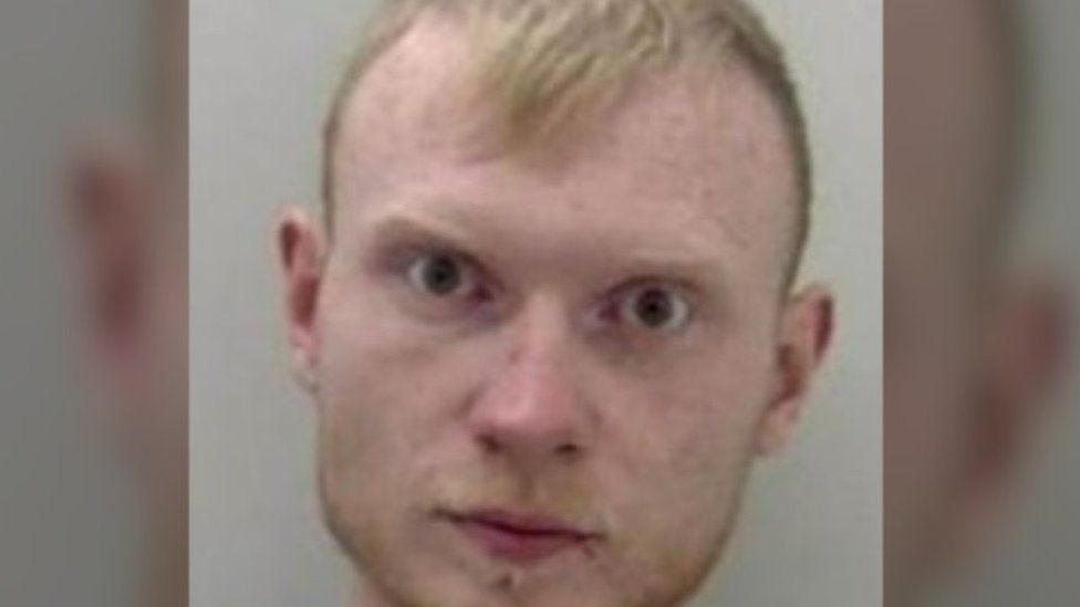 Man flees dock during Medway court hearing - BBC News