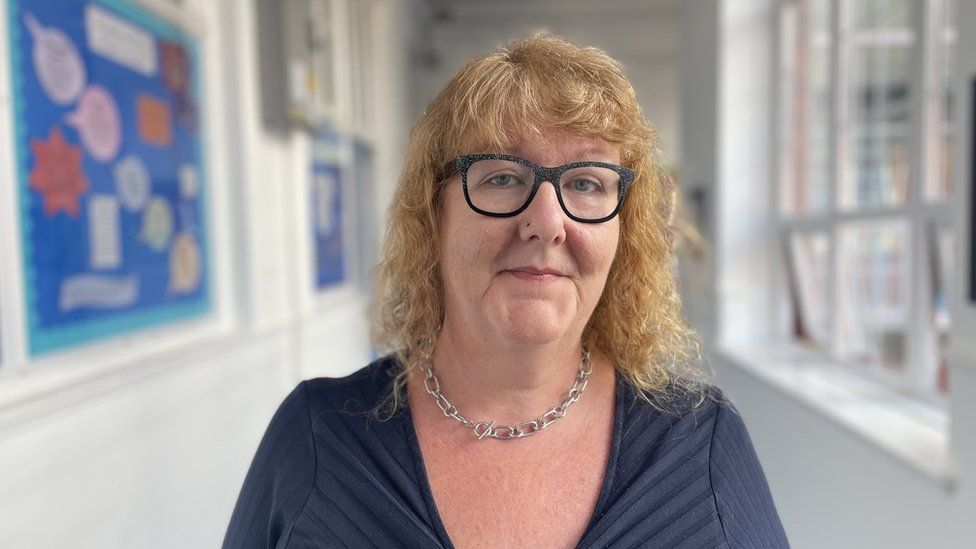 'Rwy'n cael cefnogaeth na ches i yn fy hen ysgol' - BBC Cymru Fyw