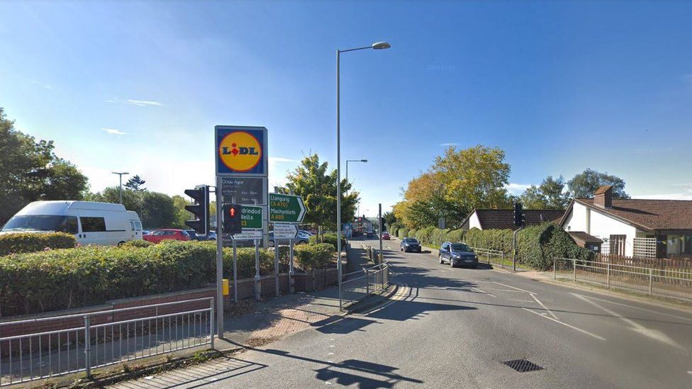 Newtown traffic delays expected over gas main work - BBC News