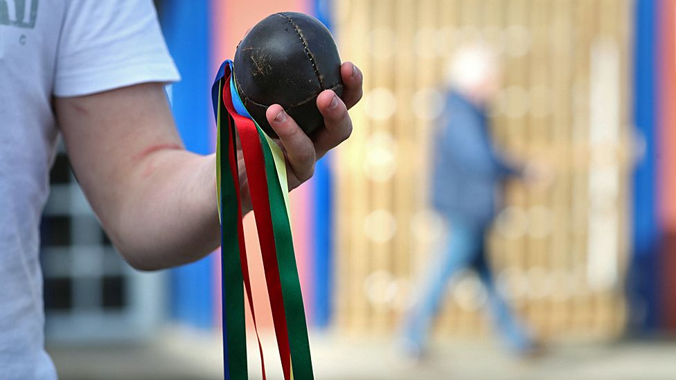 In pictures: Jedburgh's ba' game battles - BBC News