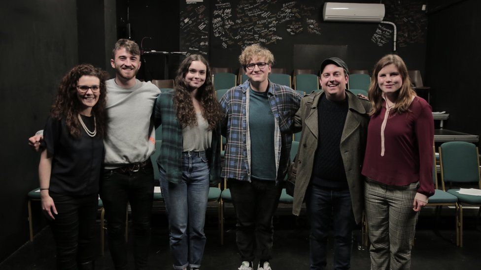 Two friends start bilingual Welsh theatre company Criw Brwd - BBC News