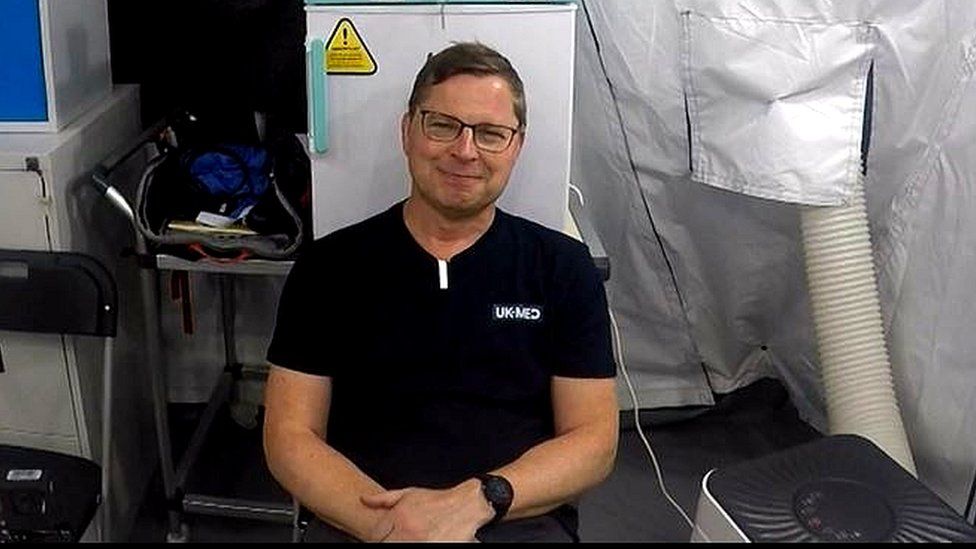 Ukraine: Scottish surgeon helps set up field hospital - BBC News