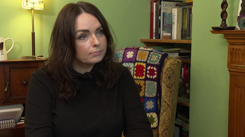 Cynghorydd Gwynedd wedi ei bygwth dros gynllun addysg rhyw - BBC Cymru Fyw