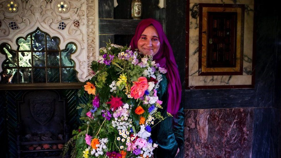 Pum munud gyda Hanan Issa, Bardd Cenedlaethol Cymru - BBC Cymru Fyw