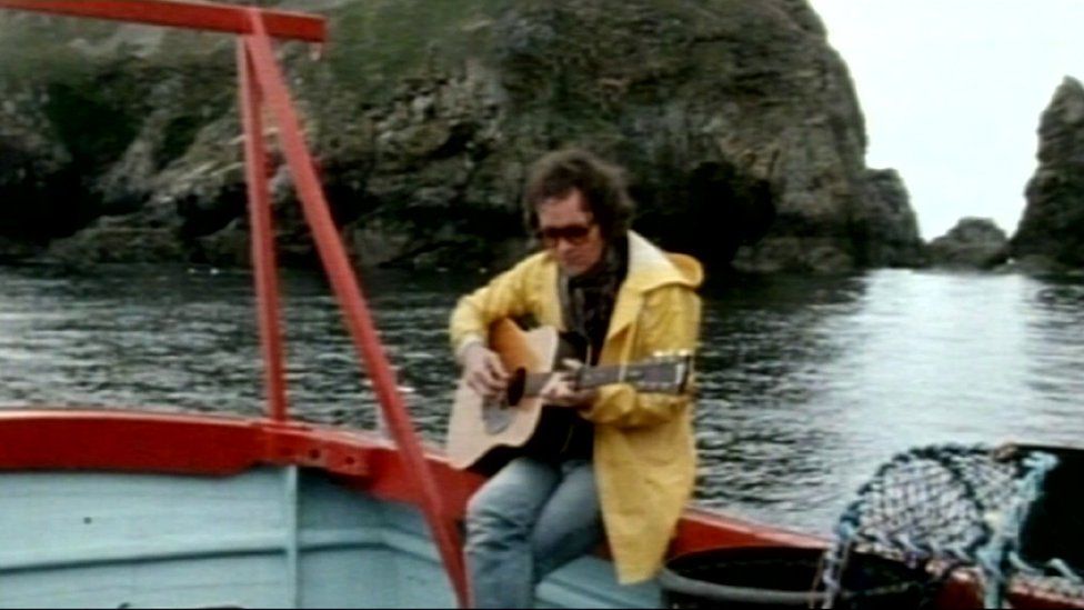 Meic Stevens: Person 'gwahanol iawn' ers cael canser - BBC Cymru Fyw