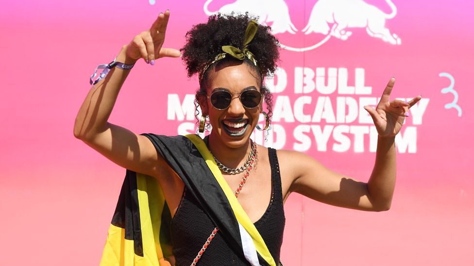 Pearl Mackie leaps from Doctor Who to Harold Pinter - BBC News