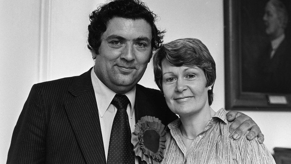 Pat Hume, widow of John Hume, has died - BBC News