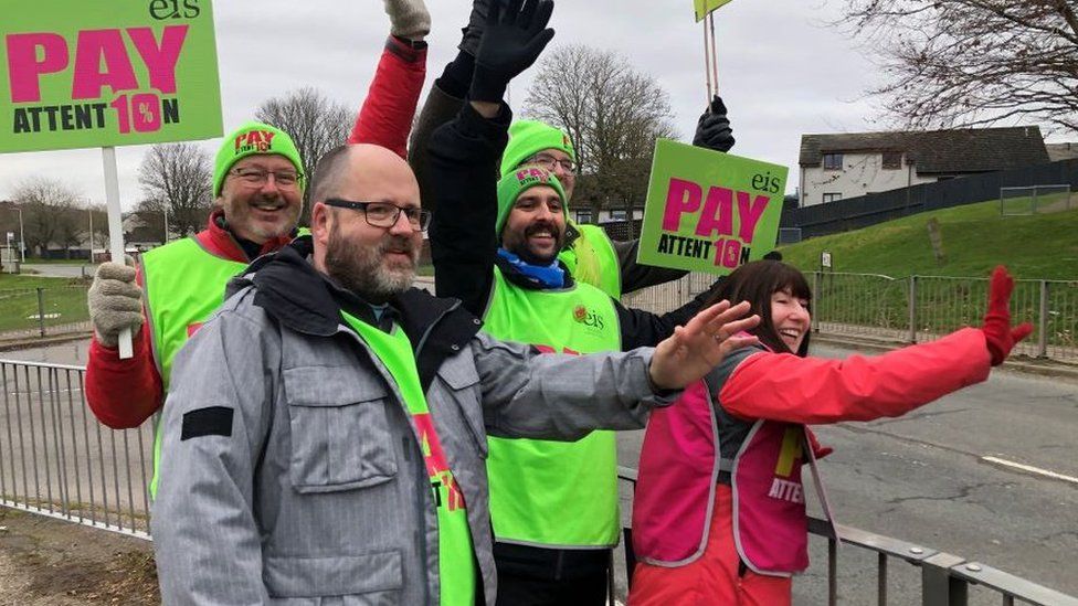 School strike: EIS announces dates for 20-day rolling strike - BBC News