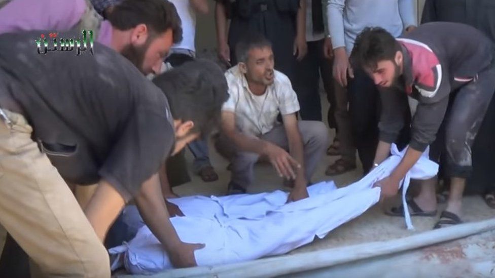 Syria conflict: Air strike on Rastan 'kills family' - BBC News