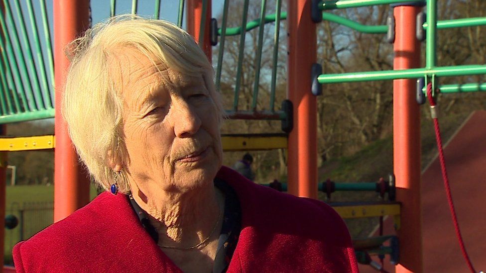 Rhieni'n 'unig' yn sgil diffyg gofal plant i blant anabl - BBC Cymru Fyw