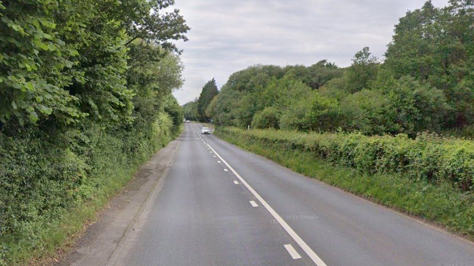 Dyn wedi marw mewn gwrthdrawiad rhwng car a lori - BBC Cymru Fyw