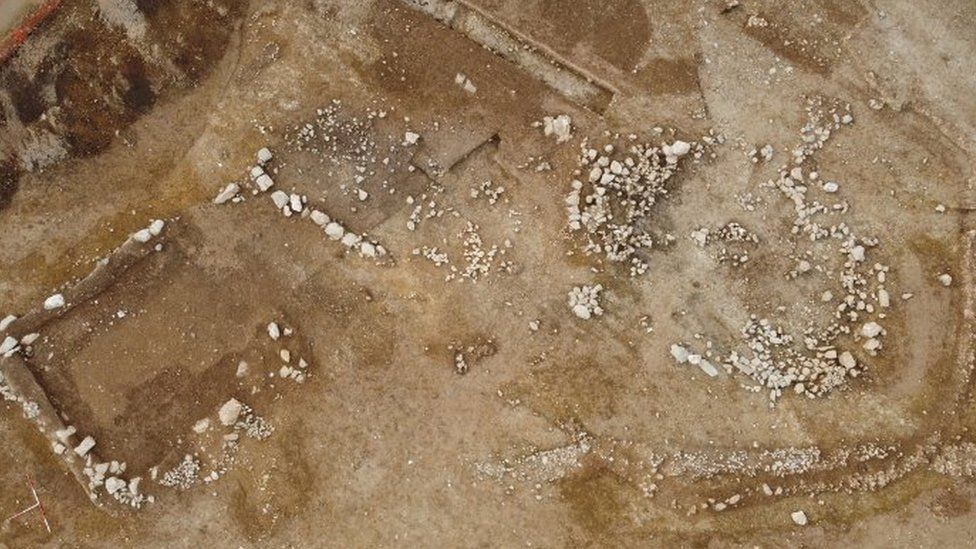 Dig in Newquay reveals Bronze Age and Roman settlements - BBC News