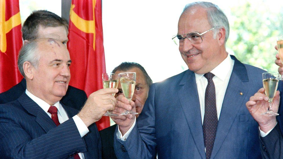 Helmut Kohl's life in pictures - BBC News