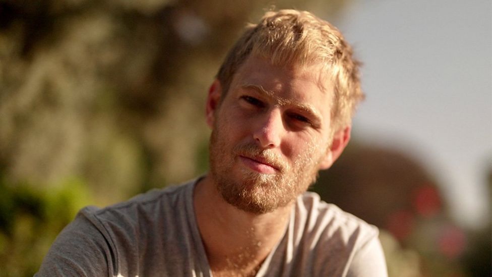 Israeli fighter follows in father's footsteps - BBC News