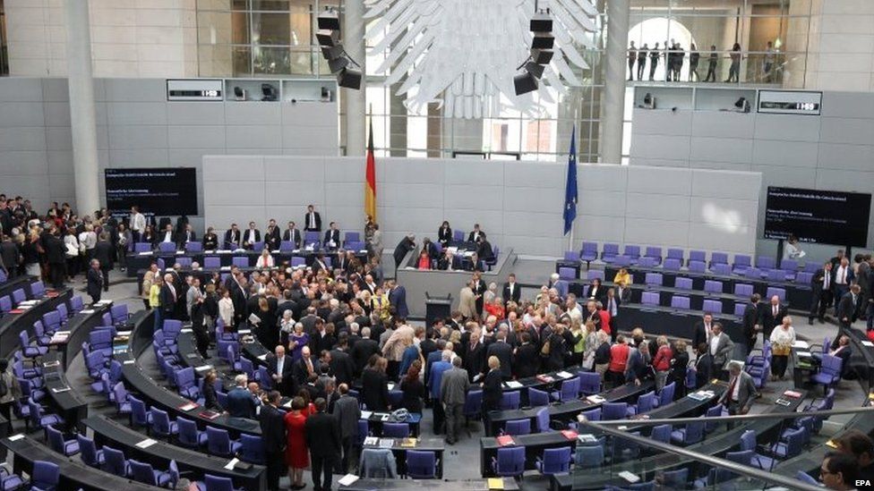 Greece bailout: German MPs back deal after Schaeuble appeal - BBC News