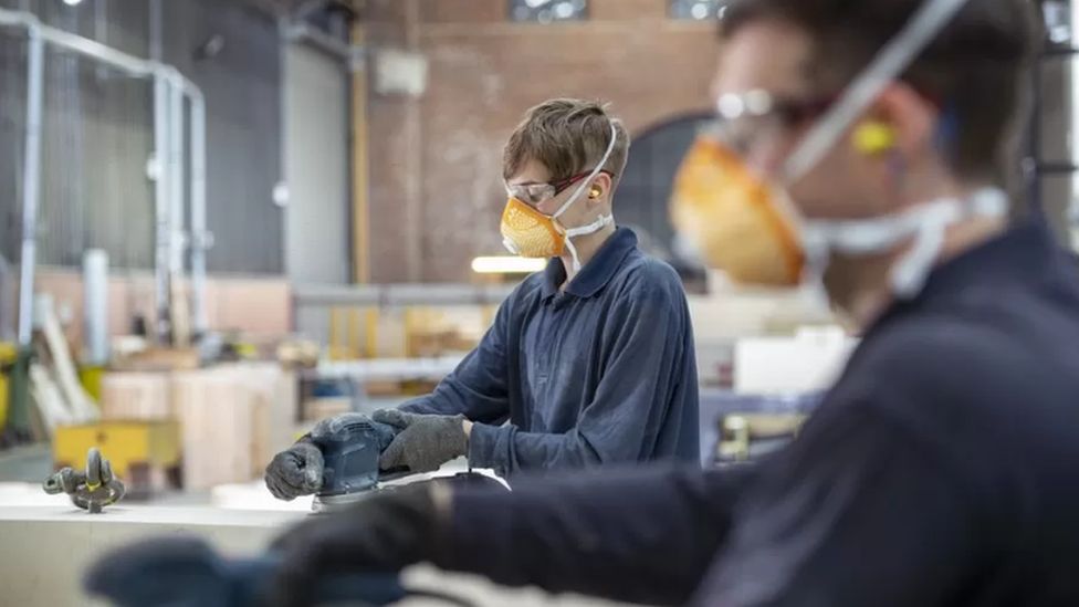 Scotland's workforce grows by 89,000 in a year - BBC News