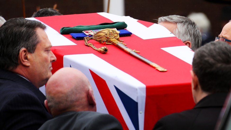 Funeral for Falklands War medic Capt Rick Jolly held - BBC News