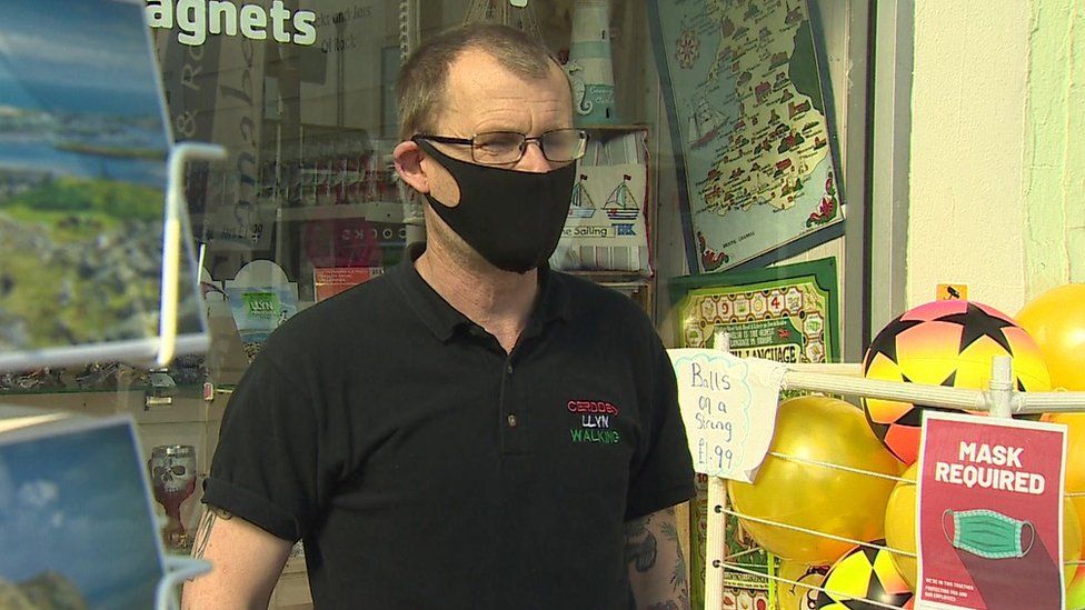 Siopau Cymru'n croesawu ymwelwyr ar y penwythnos unwaith eto - BBC ...