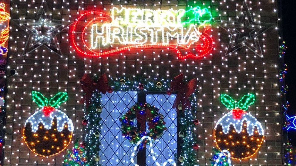 In pictures: Isle of Wight house wins Christmas lights award - BBC News