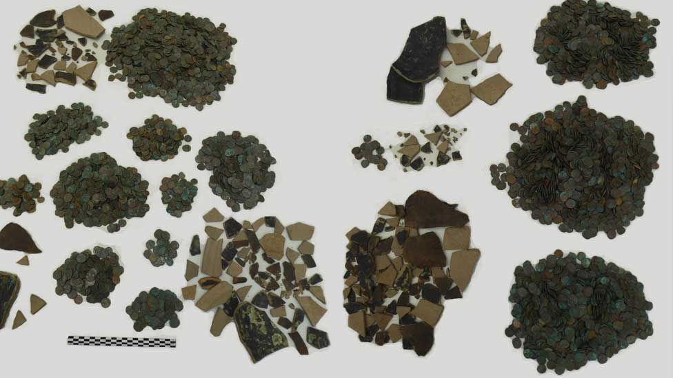 Detectorist finds 10,000 Roman coins in Huntingdon hoard - BBC News