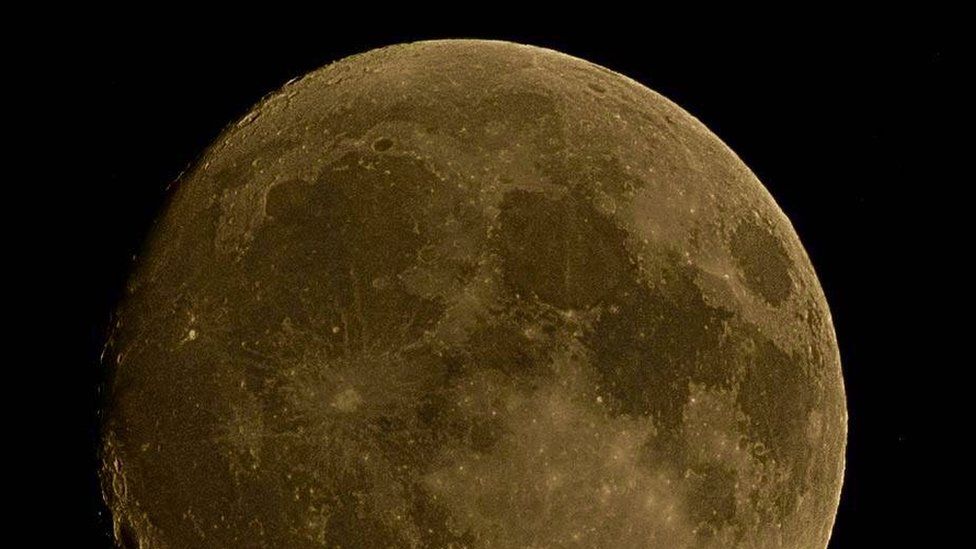 'Moonbow' and Hunter's Moon inspire England photographers - BBC News