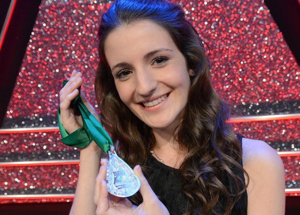 Sut beth yw ennill Ysgoloriaeth yr Urdd Bryn Terfel? - BBC Cymru Fyw